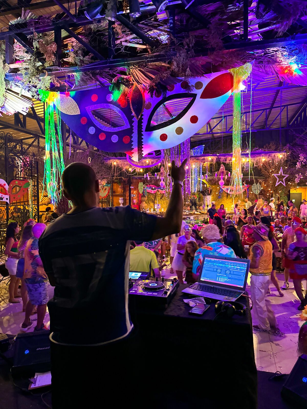 Hotéis Vilarejo têm programação all inclusive com bloco e baile durante ...
