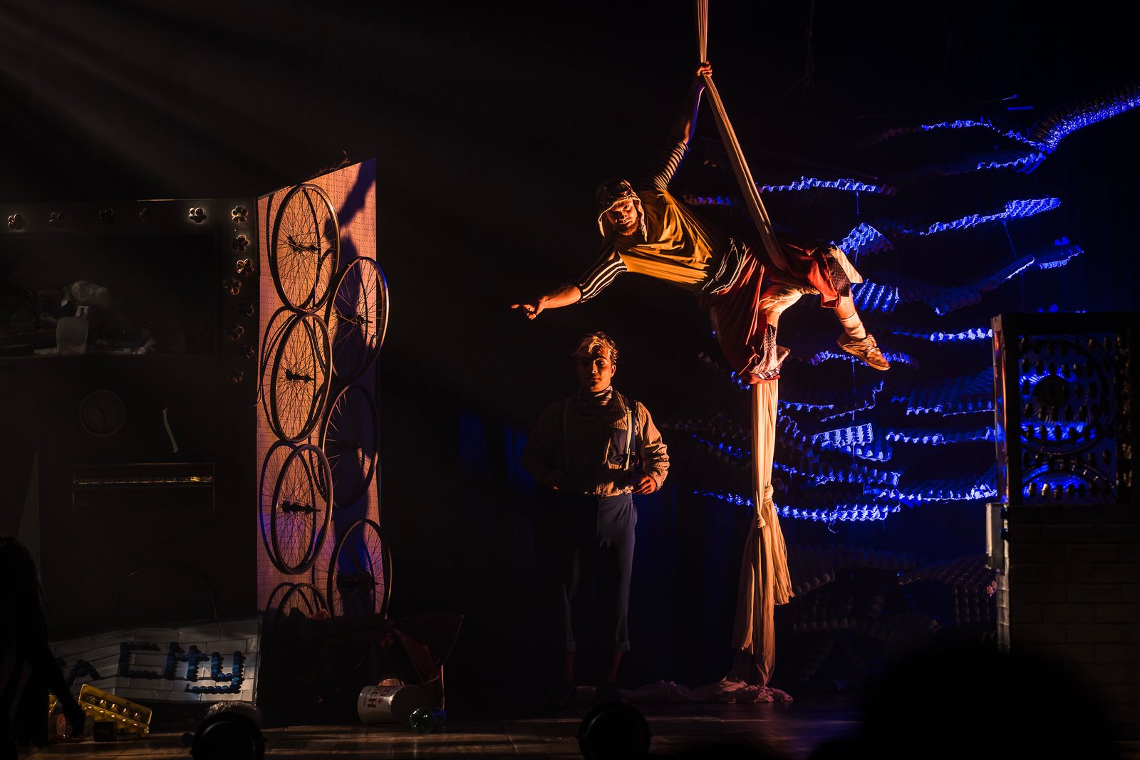 “Um Lugar Logo Ali” reflete sobre o ritmo da vida moderna no Teatro da UFF