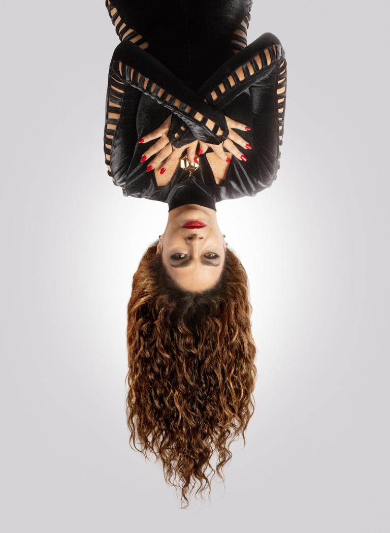 Claudia Ohana revive Natasha, de “VAMP”, em campanha da Dove - Alex Ferraz